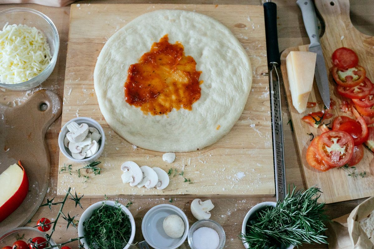 How to Make Pizza With Readymade Pizza Base: Quick & Tasty!
